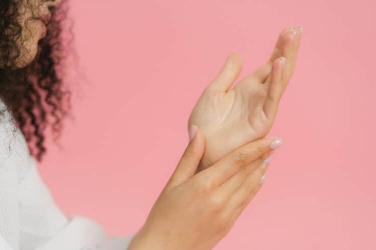 Sabañones en las manos: causas y tratamientos principales