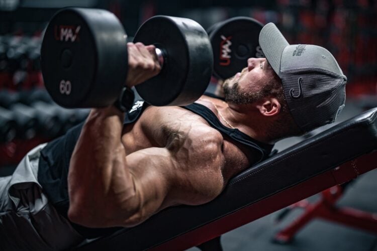 Curl de biceps en banco inclinado - 5 claves a considerar